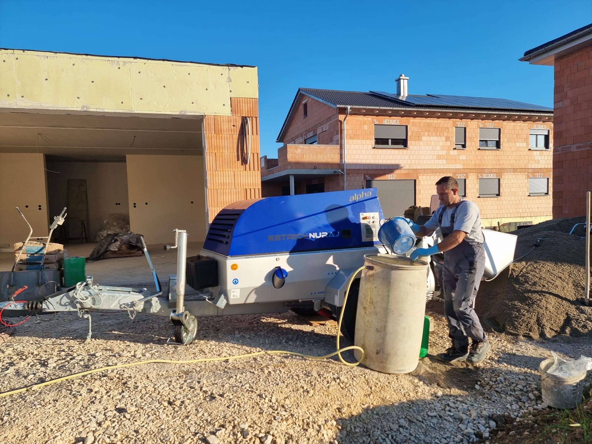 Die alpha CR begeistert Estrichbau Nuraj » BMS - Bau-Maschinen-Service AG